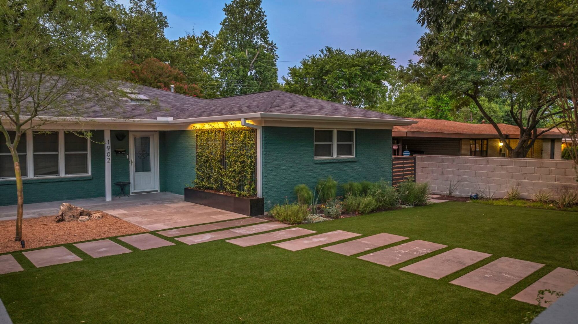Ranch Style Courtyard - Structure Landscapes
