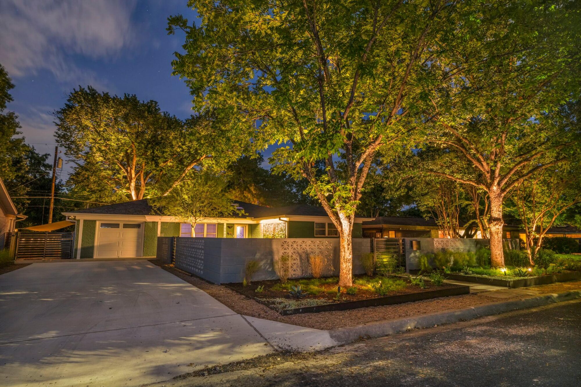 Ranch Style Courtyard - Structure Landscapes