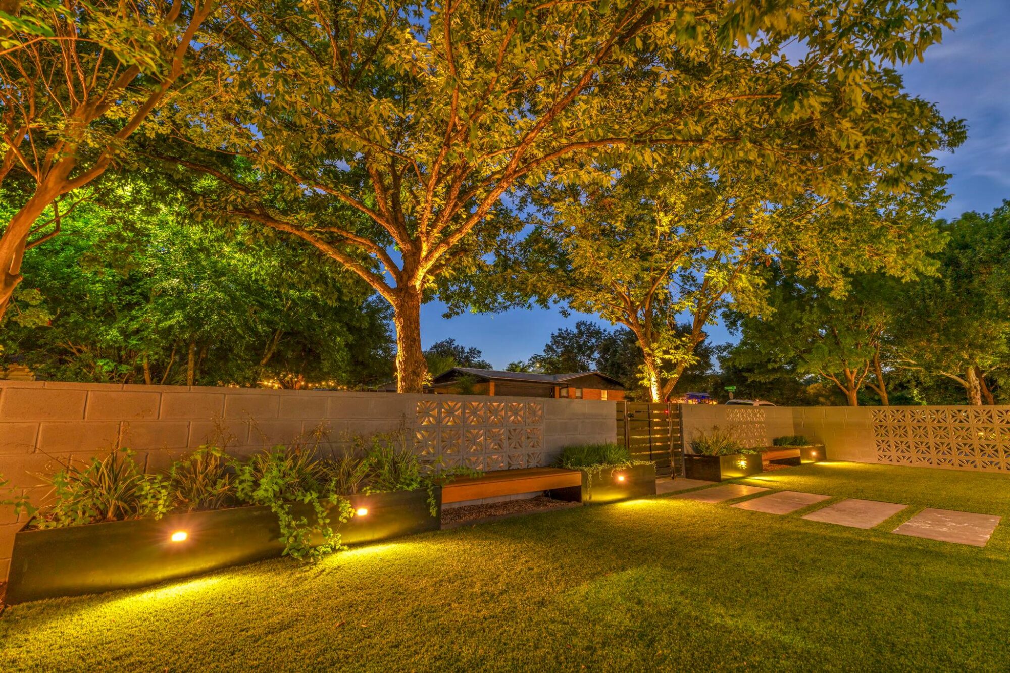 Ranch Style Courtyard - Structure Landscapes