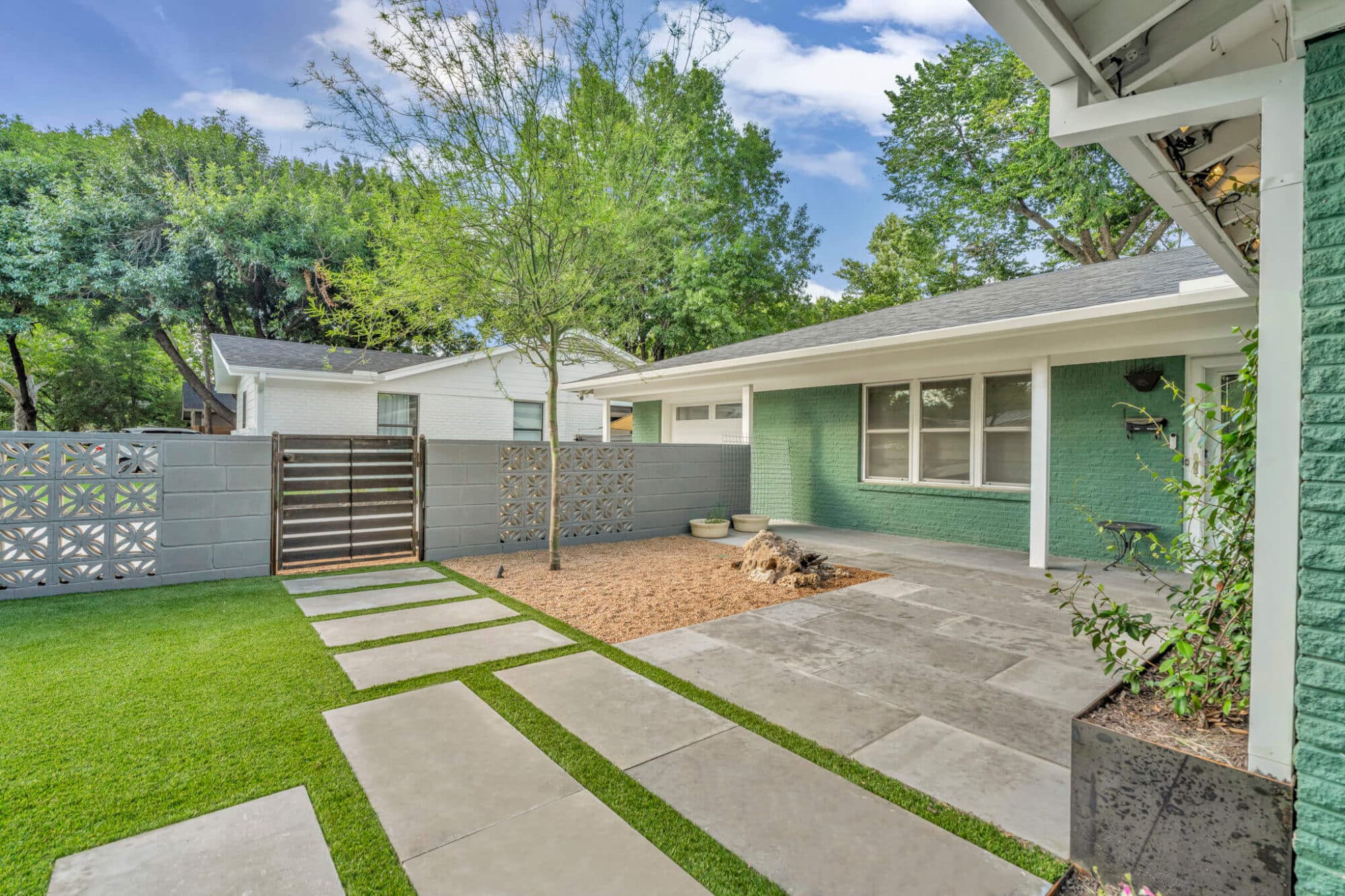 Ranch Style Courtyard - Structure Landscapes