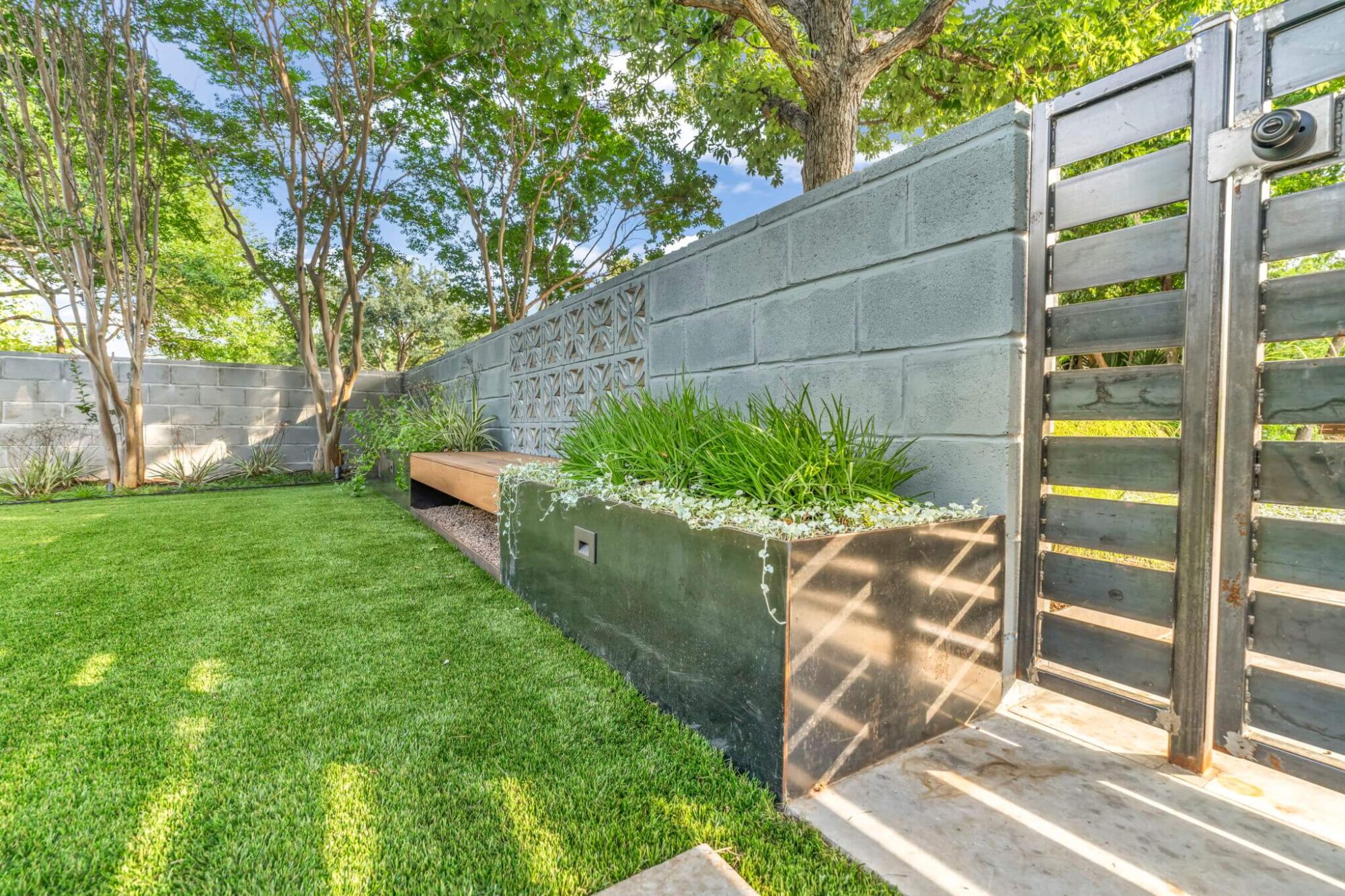 Ranch Style Courtyard - Structure Landscapes