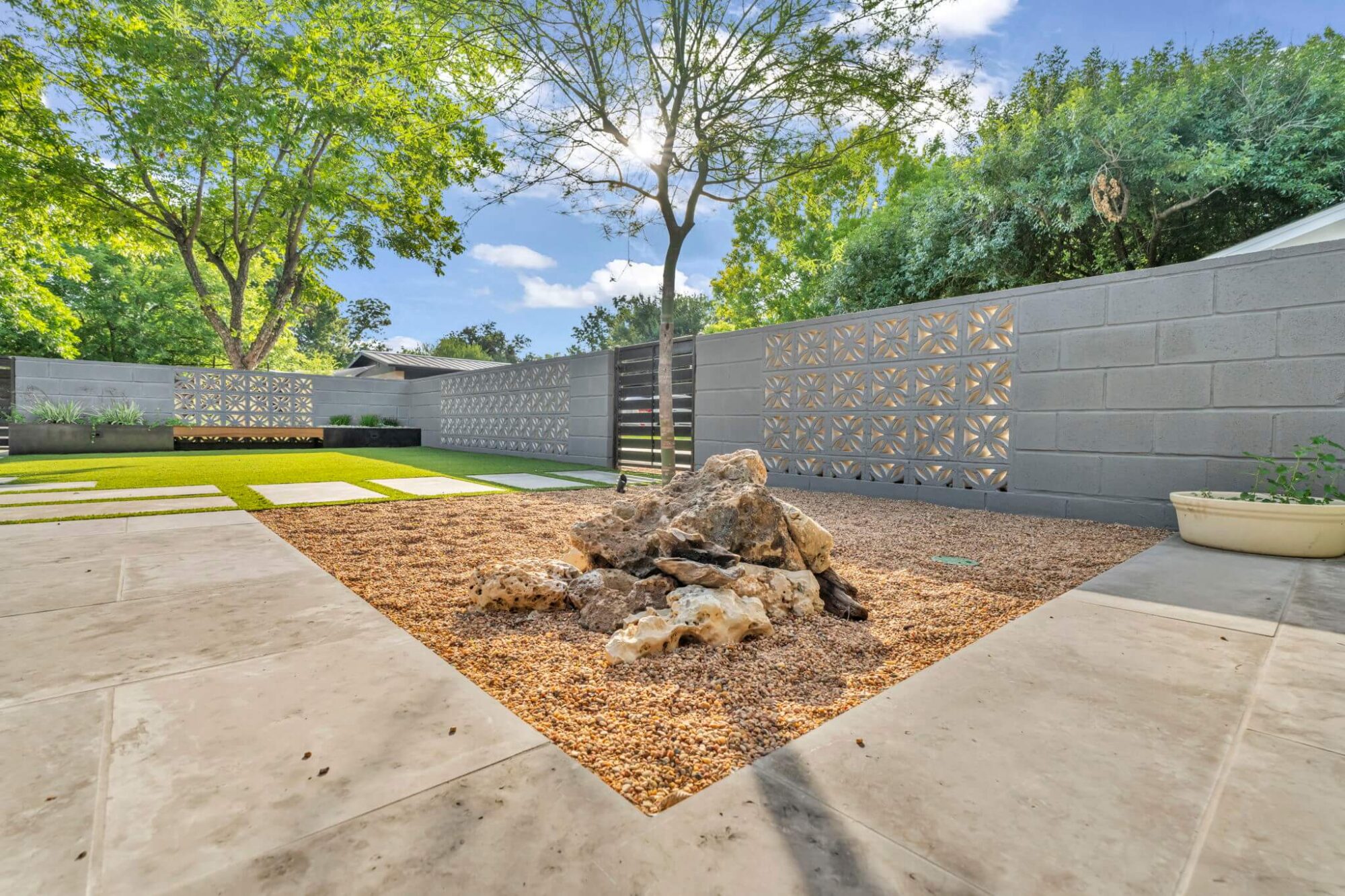 Ranch Style Courtyard - Structure Landscapes