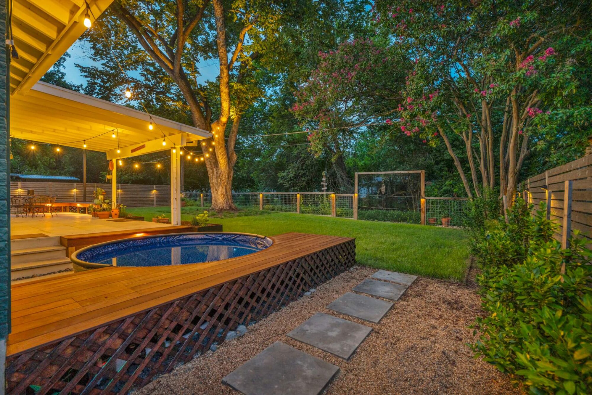 Ranch Style Courtyard - Structure Landscapes